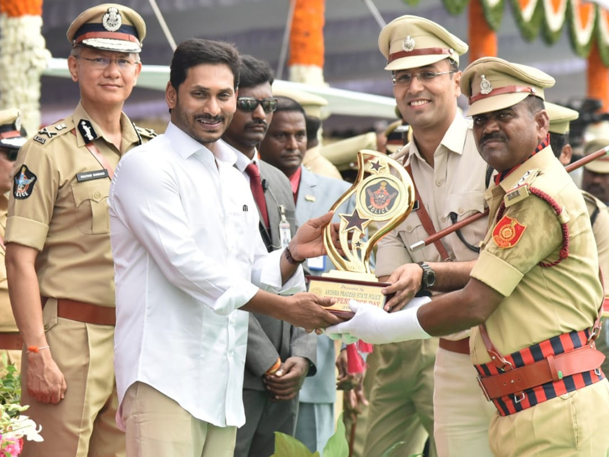 జాతీయ జెండా ఆవిష్కరించిన సీఎం వైఎస్‌ జగన్‌ | CM YS Jagan hoists national flag at Indira Gandhi ...